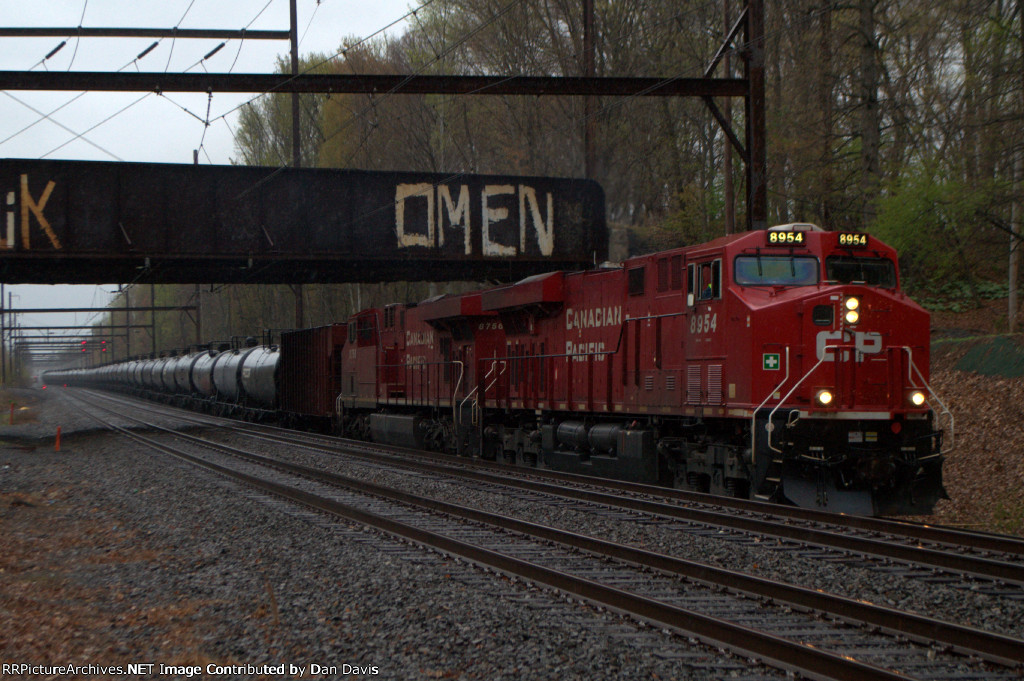 CP ES44AC 8954 leads K048
